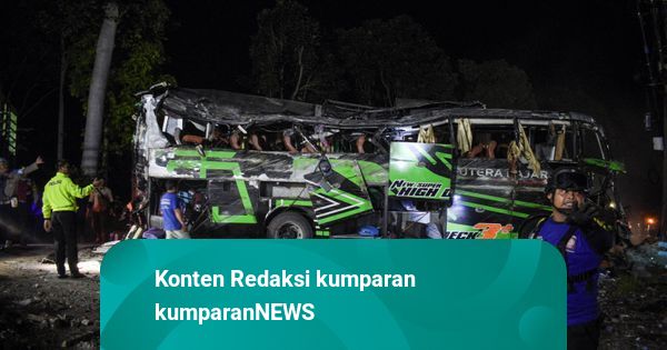 Foto: Suasana Evakuasi Kecelakaan Maut Bus Rombongan Pelajar SMK di Subang | kumparan.com